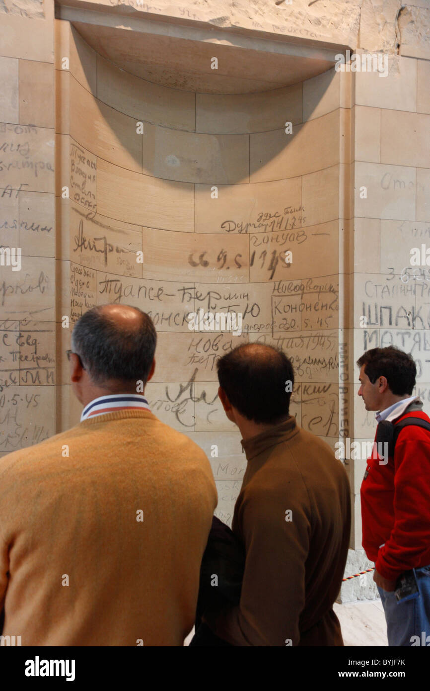 Graffiti von sowjetischen Soldaten im Reichstag, Berlin, Deutschland ...