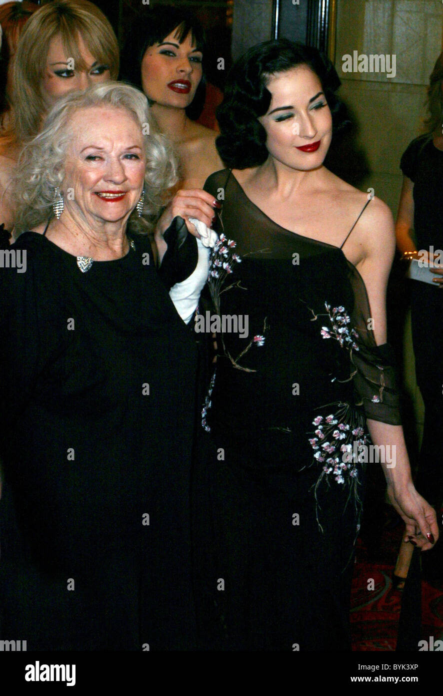 Dixie Evans und Dita Von Teese "Crazy Horse Paris" im MGM Grand Hotel ...