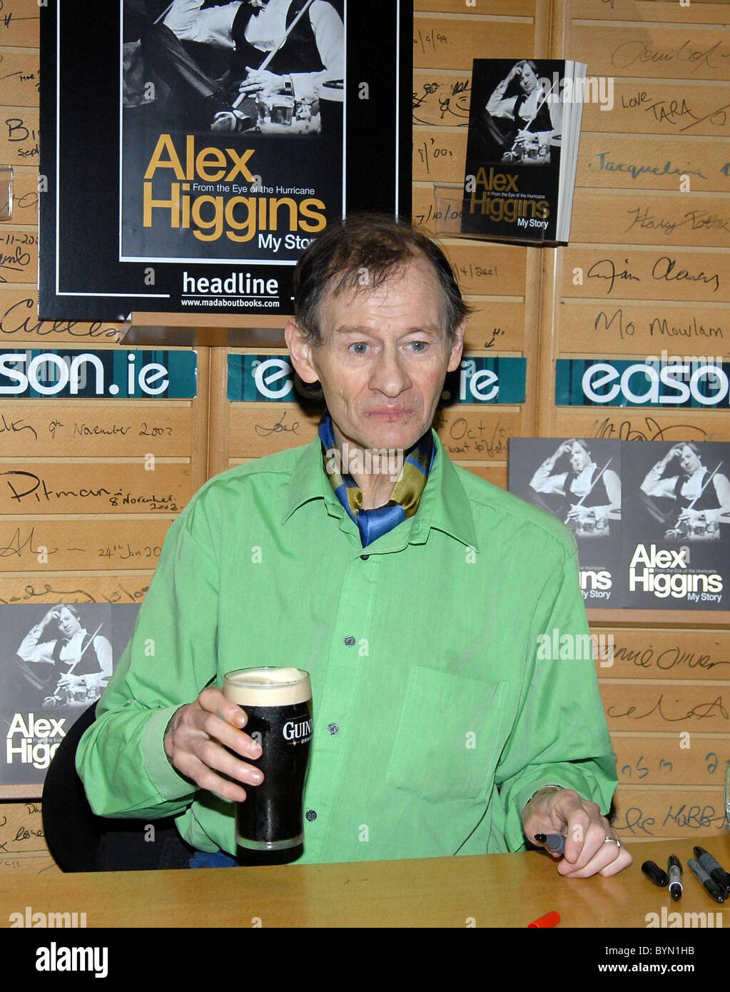 Alex Higgins der ehemalige Snooker-Weltmeister unterschreibt Kopien ...
