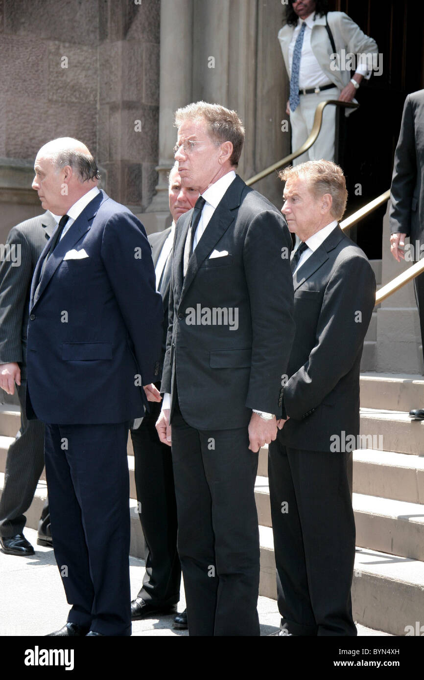 Reinaldo Herrera, Calvin Klein und Regis Philbin fahren die Beerdigung ...