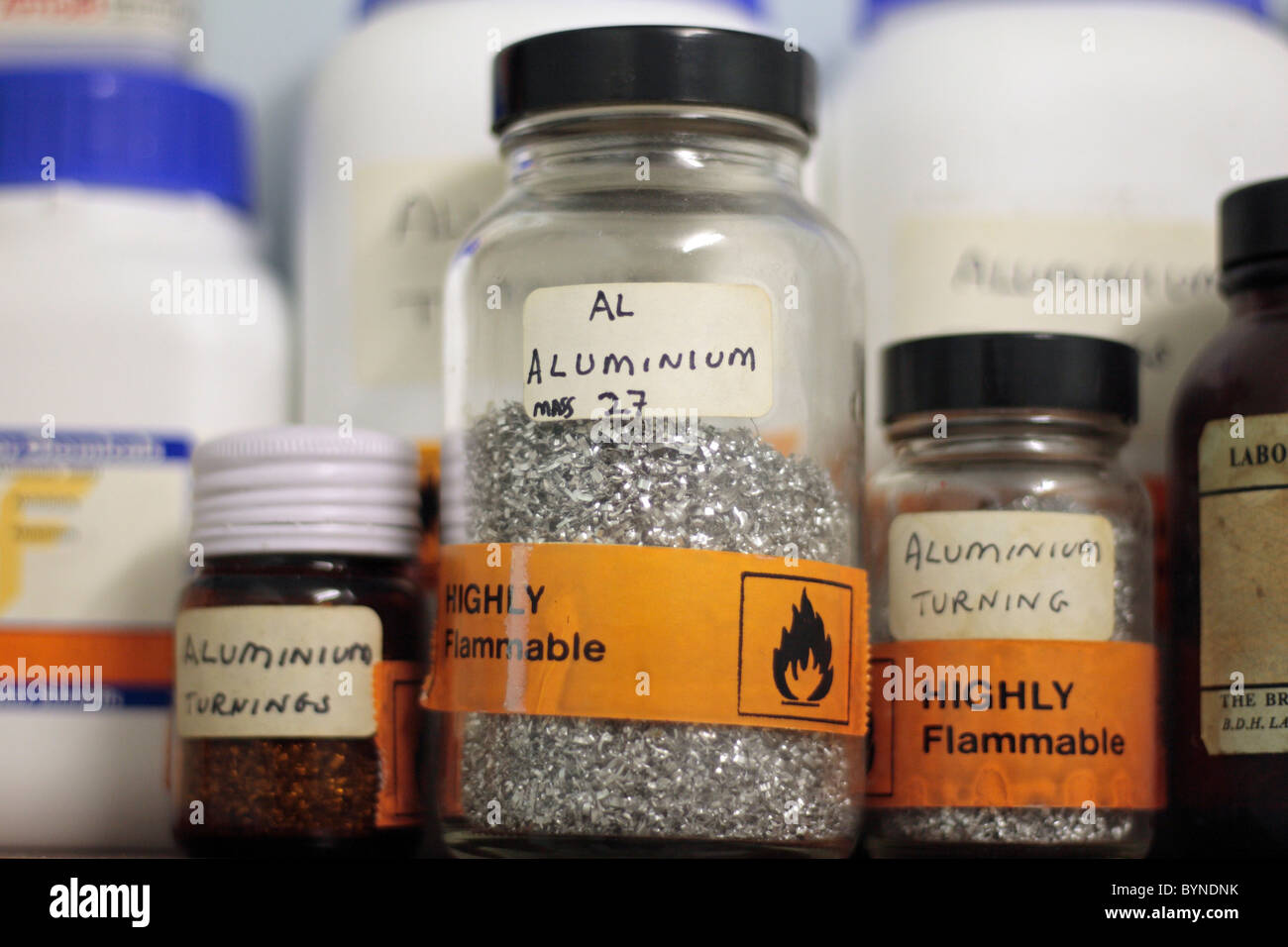 Container von Aluminium-Spänen in einen Schulraum für die Lagerung von ...