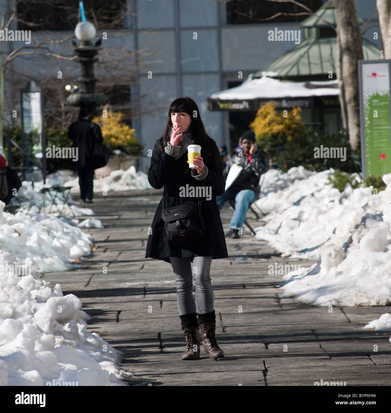 Junge raucherinnen -Fotos und -Bildmaterial in hoher Auflösung – Alamy