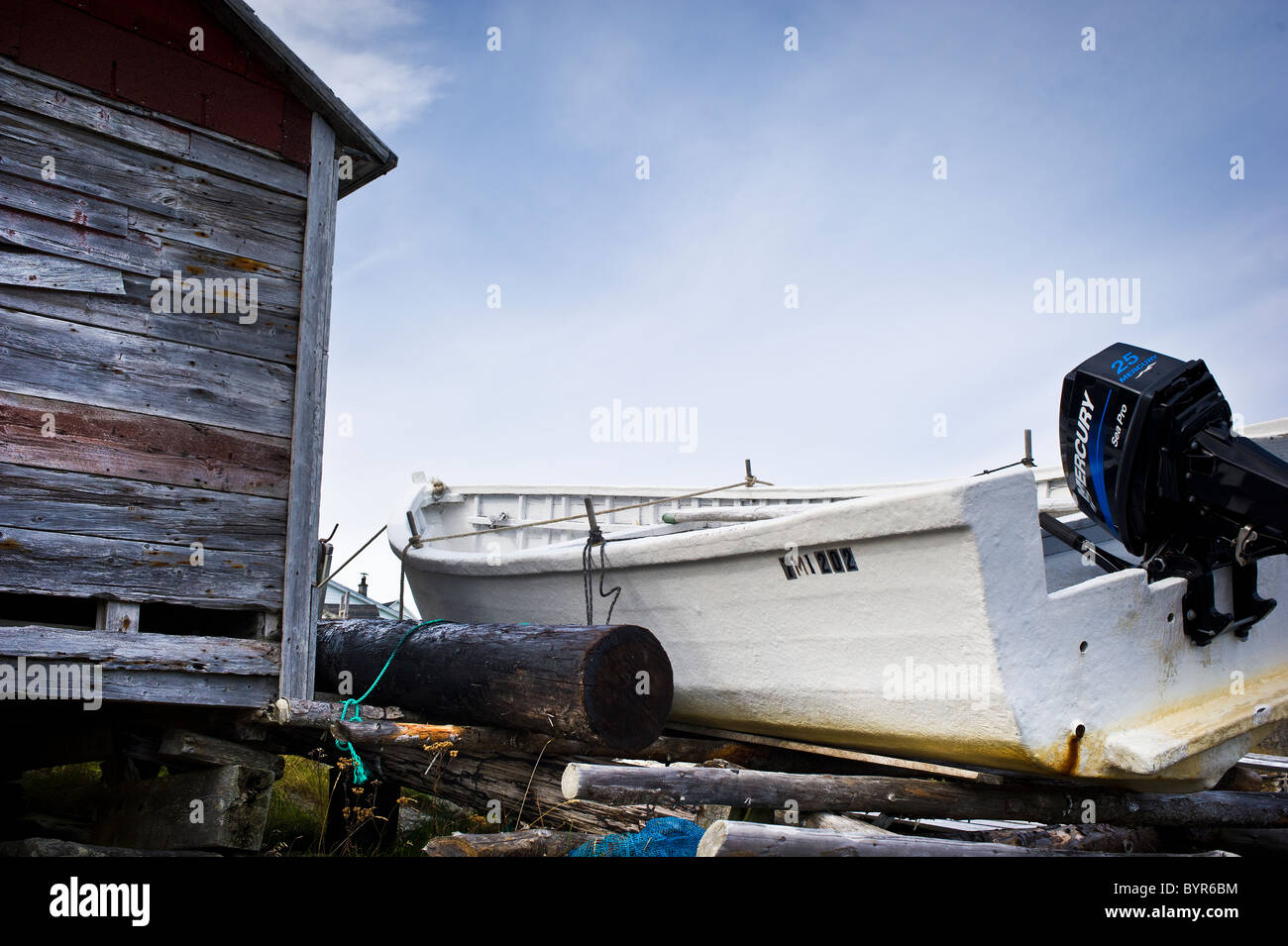 Weiße Holzmotorboot mit Motor auf Zettel dock Fogo Insel Neufundland ...
