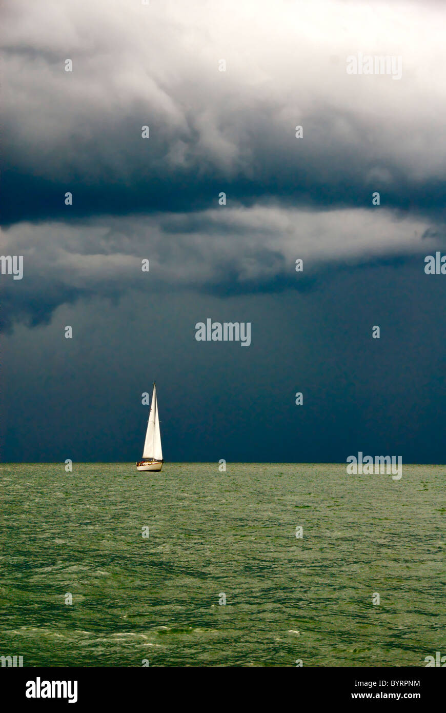 Segelboot sturm -Fotos und -Bildmaterial in hoher Auflösung – Alamy