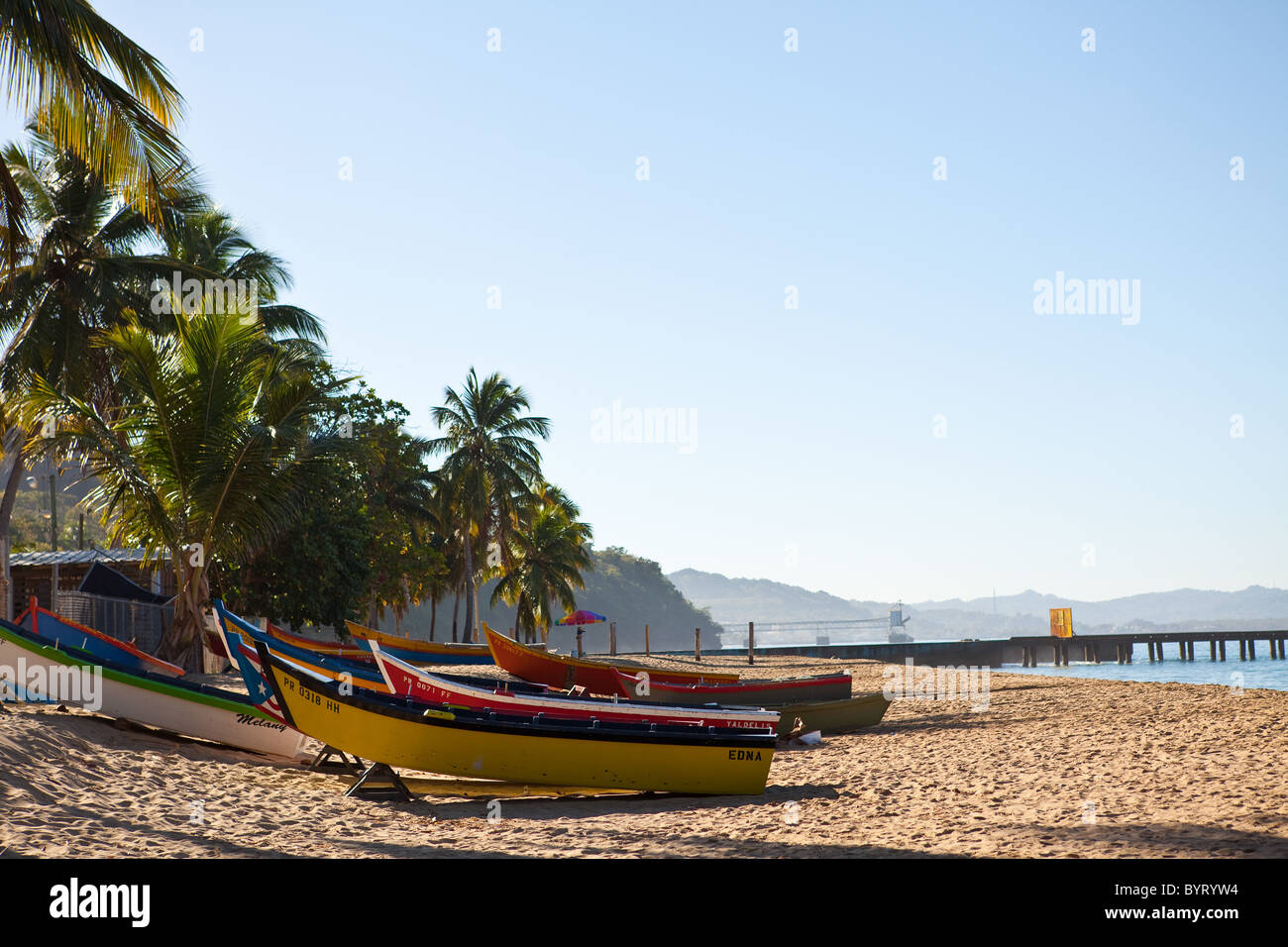 Bunte Yolas entlang Crash Boat Strand Aguadilla, Puerto Rico ...