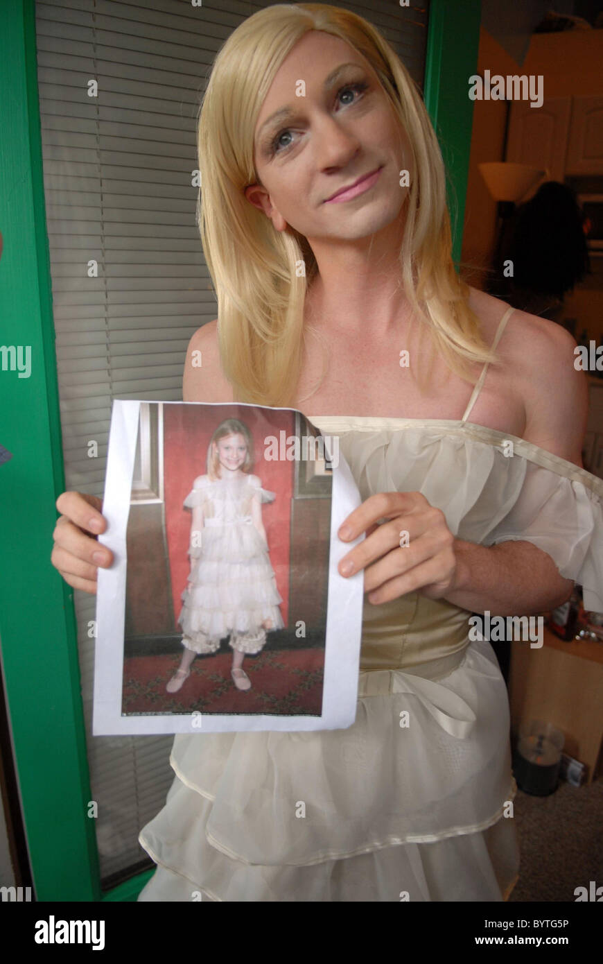Dakota Fanning Look-a-Like 32nd Annual Invasion der Pinien von Cherry ...