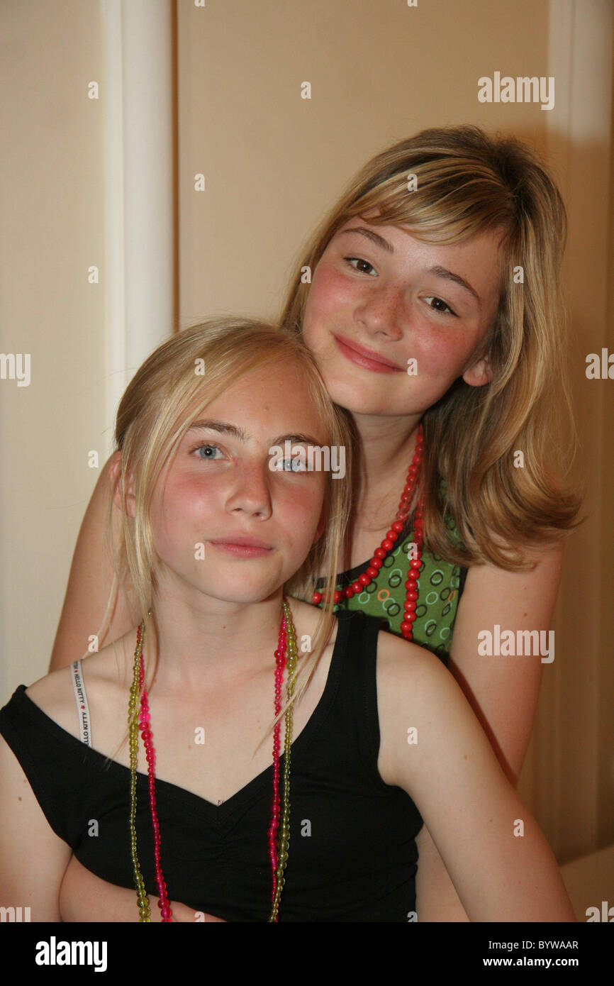 Maria Ehrich, Elisa Schlott Photocall zum Film "Sterben Frau von ...