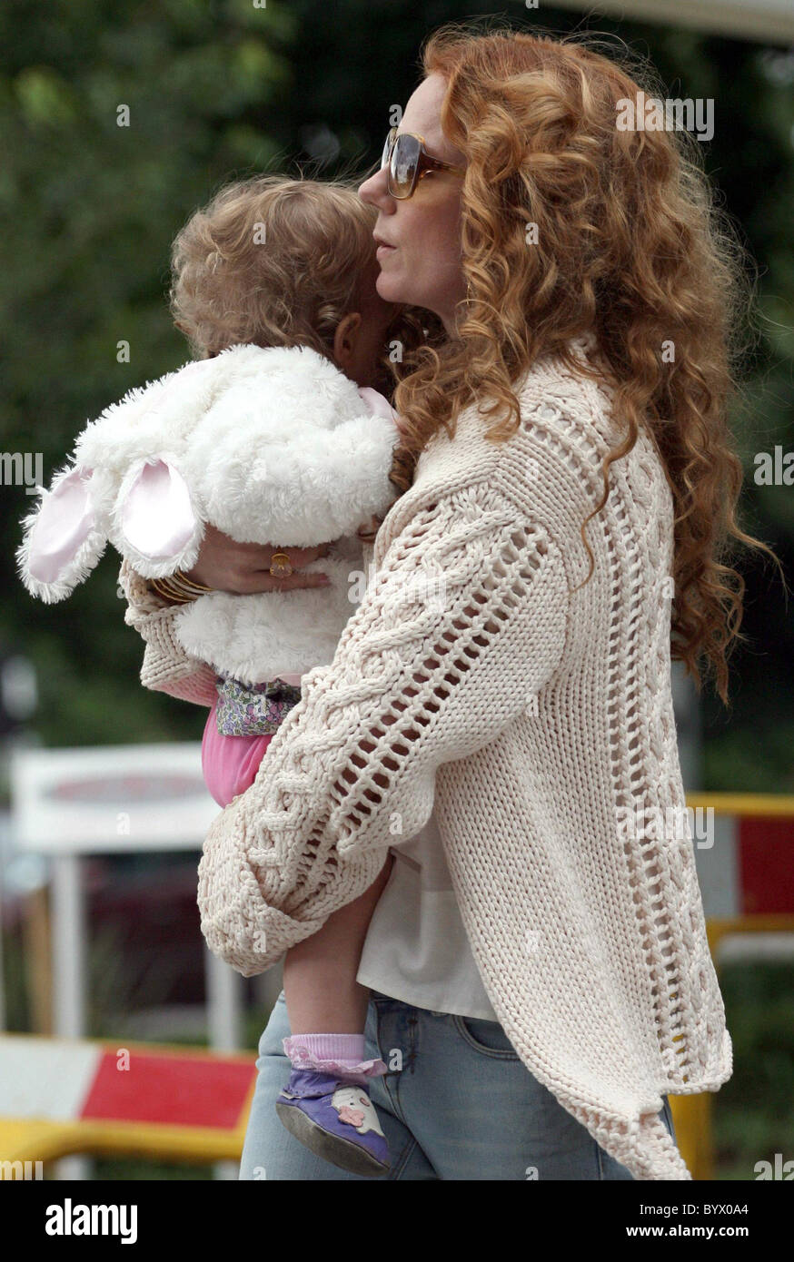 Geri Halliwell und Tochter Bluebell Madonna kommen bei Brent Cross ...