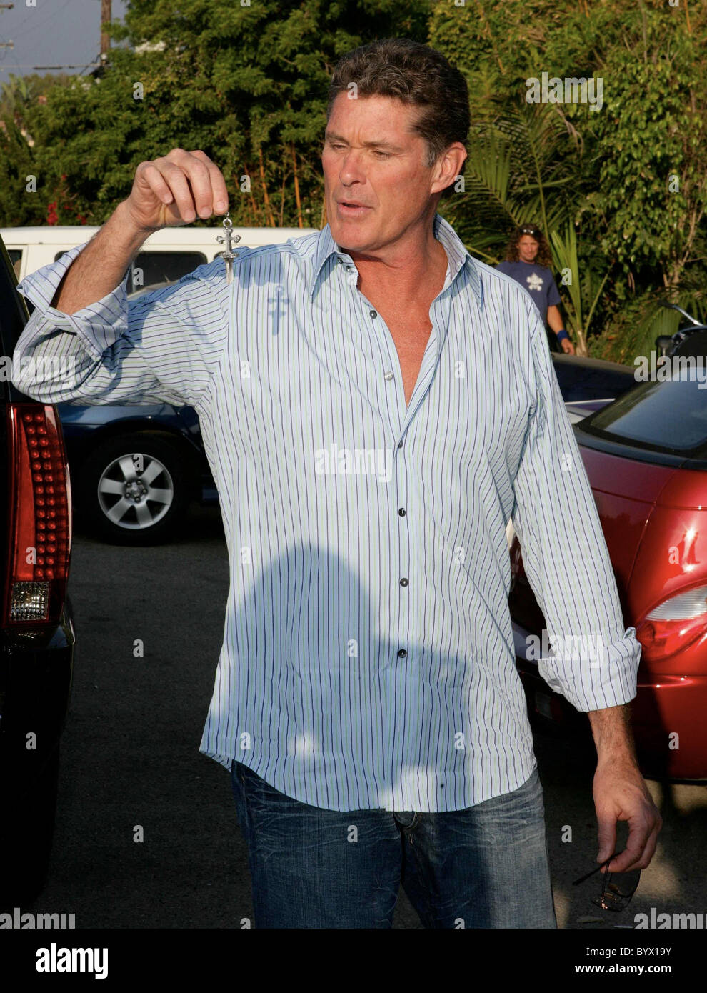 David Hasselhoff kommt in einem Strandhaus in Malibu für eine Party. Er ...