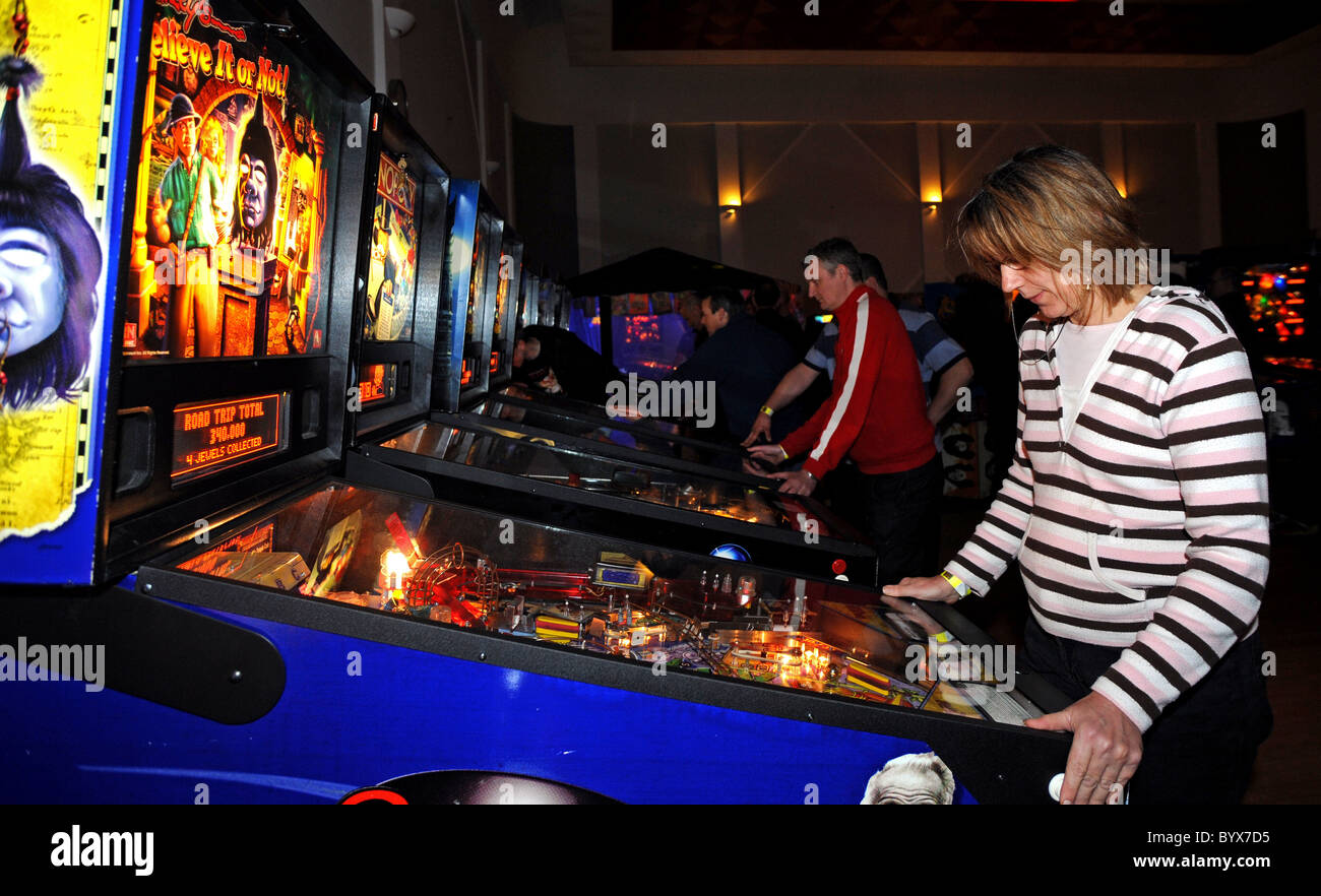 Playing pinball -Fotos und -Bildmaterial in hoher Auflösung – Alamy