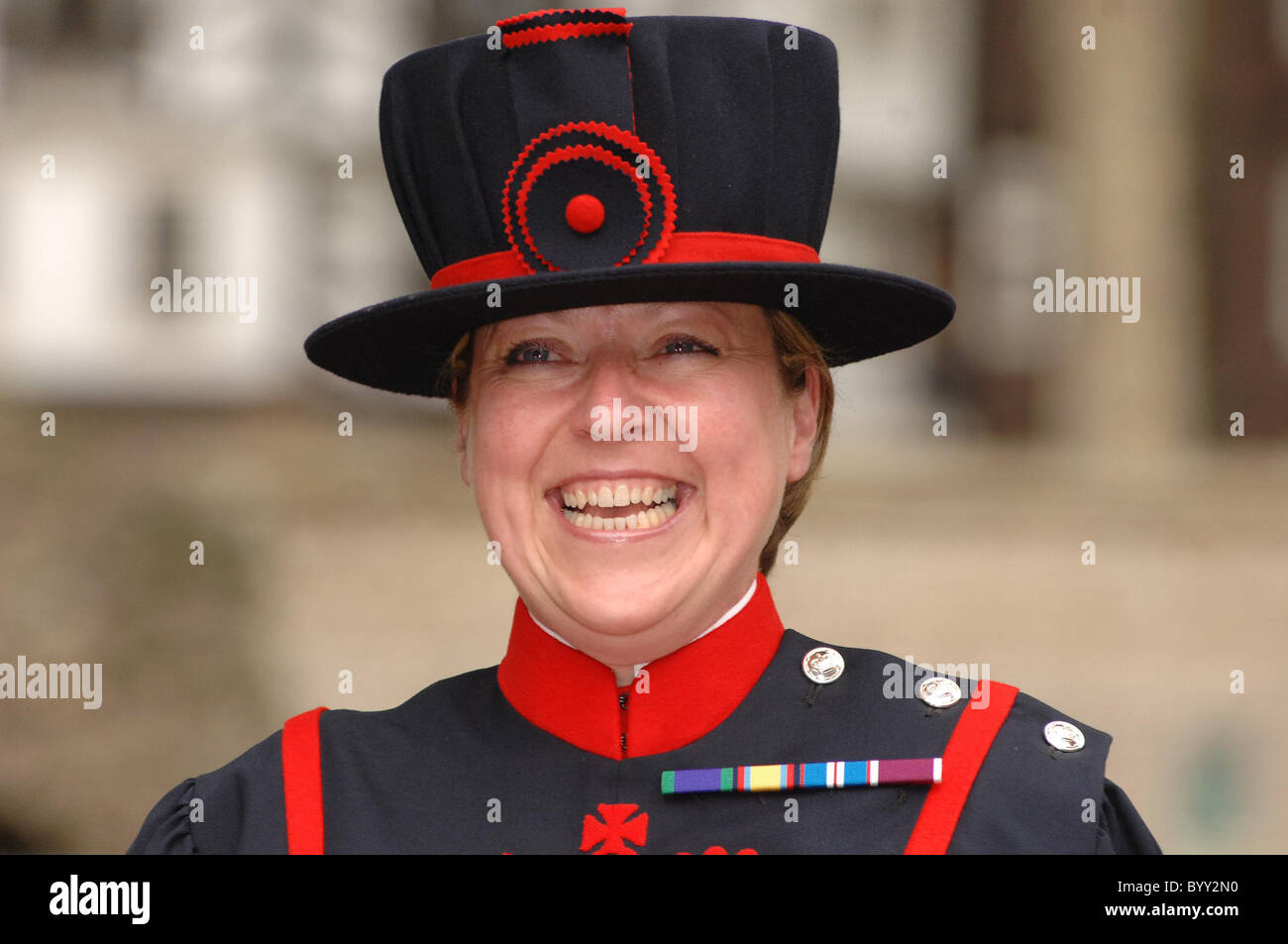 Die erste weibliche Beefeater Yeoman Warder Moira Cameron beginnt ihr ...