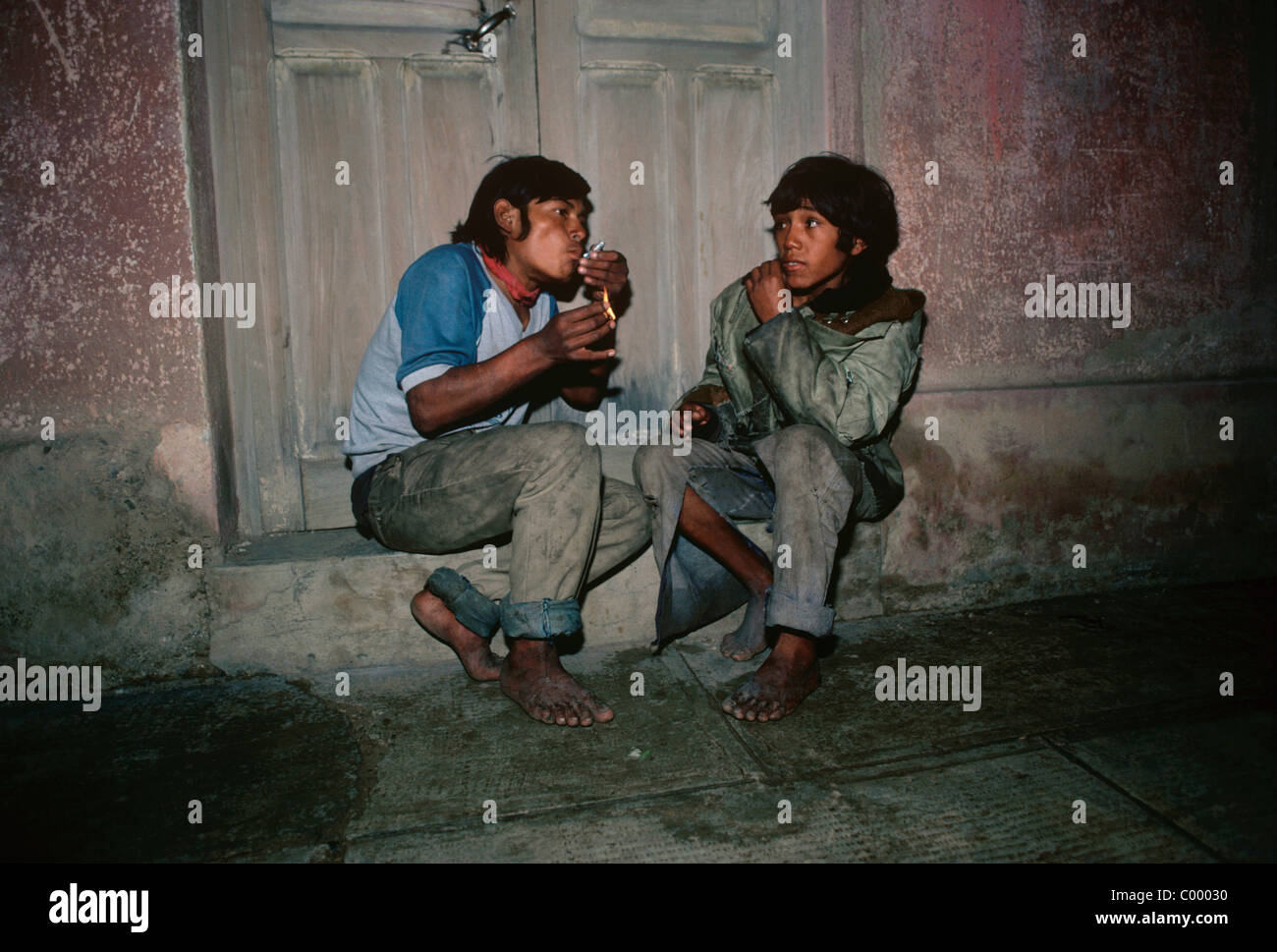 Bolivianische Kind Straße Süchtige Rauchen crack-Kokain. Cochabamba ...