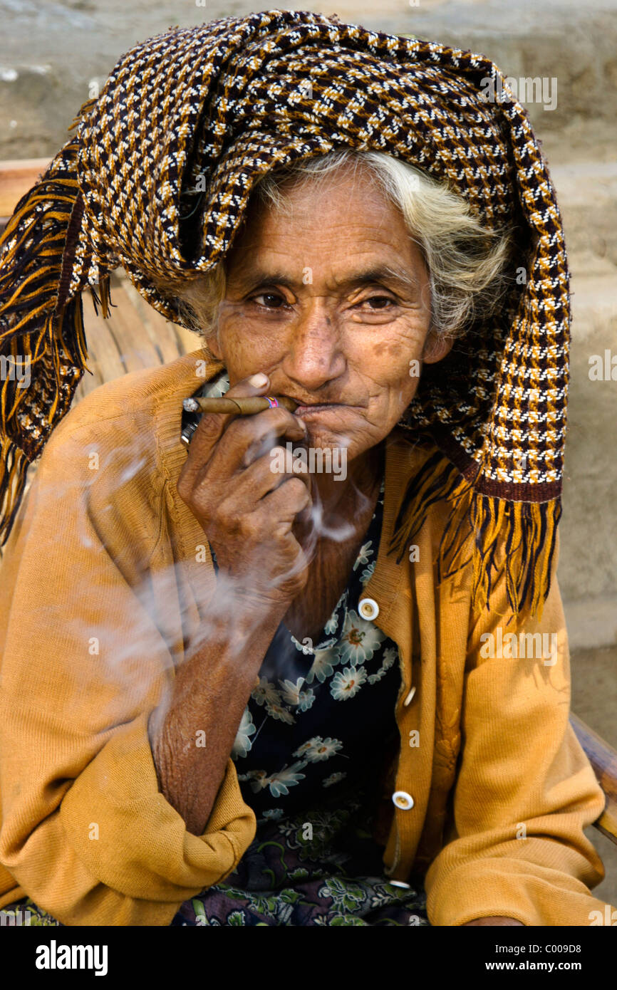 Old woman grandmother smoking cigar -Fotos und -Bildmaterial in hoher ...