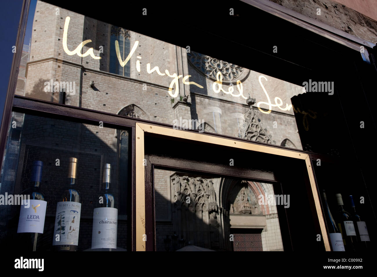 La Vinya del Senyor Bar in Passeig del Born Straße mit der Kirche Santa ...