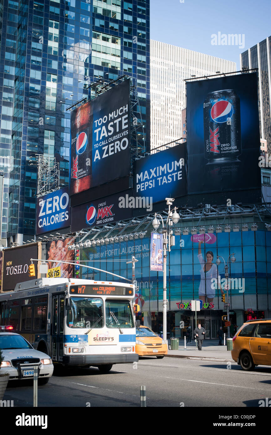 Plakate für Pepsi Max, eine Null Kalorien Cola sind oben Verkehr am ...