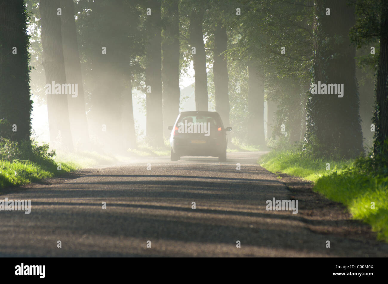 Auto verschwindet -Fotos und -Bildmaterial in hoher Auflösung – Alamy