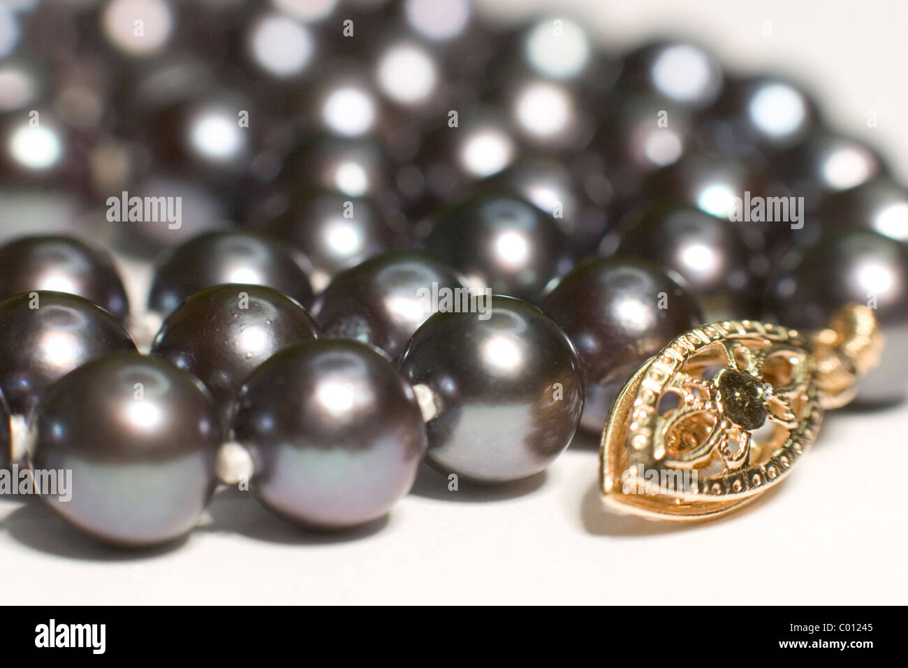 Feine goldperlen Stockfotos und -bilder Kaufen - Alamy