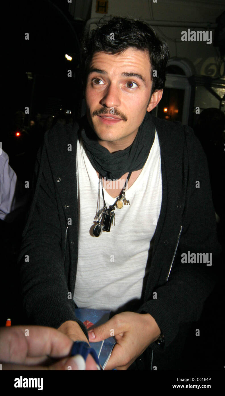 Orlando Bloom Autogramme für die Fans bei der Duke of York Theatre ...