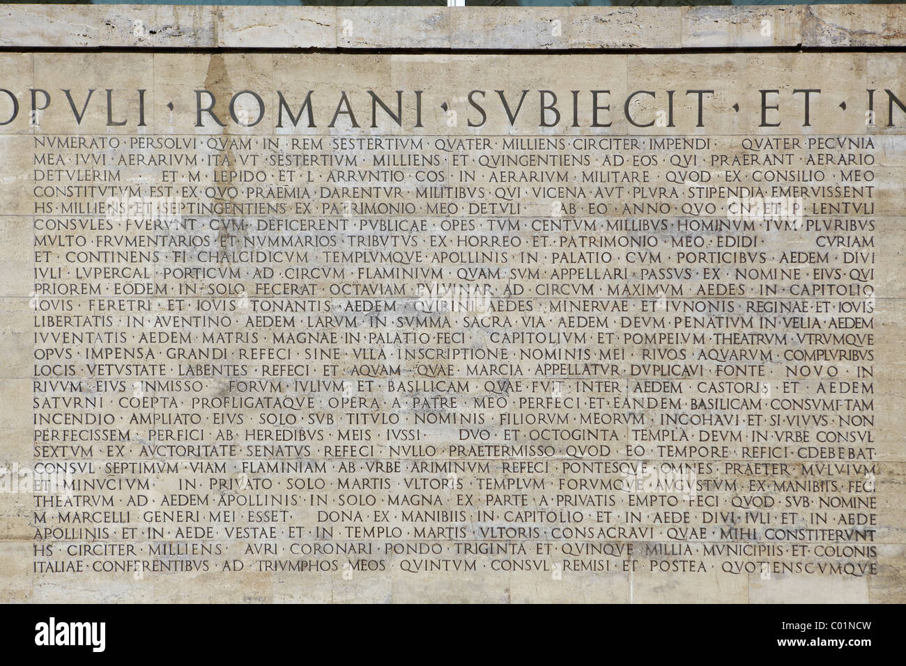 Lateinische Inschrift auf der Wand der Ara Pacis Augustae Museum in Rom ...
