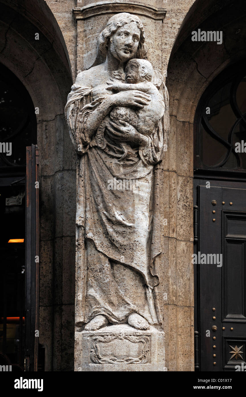 Mutter und Kind Skulptur Stockfotos und -bilder Kaufen - Alamy