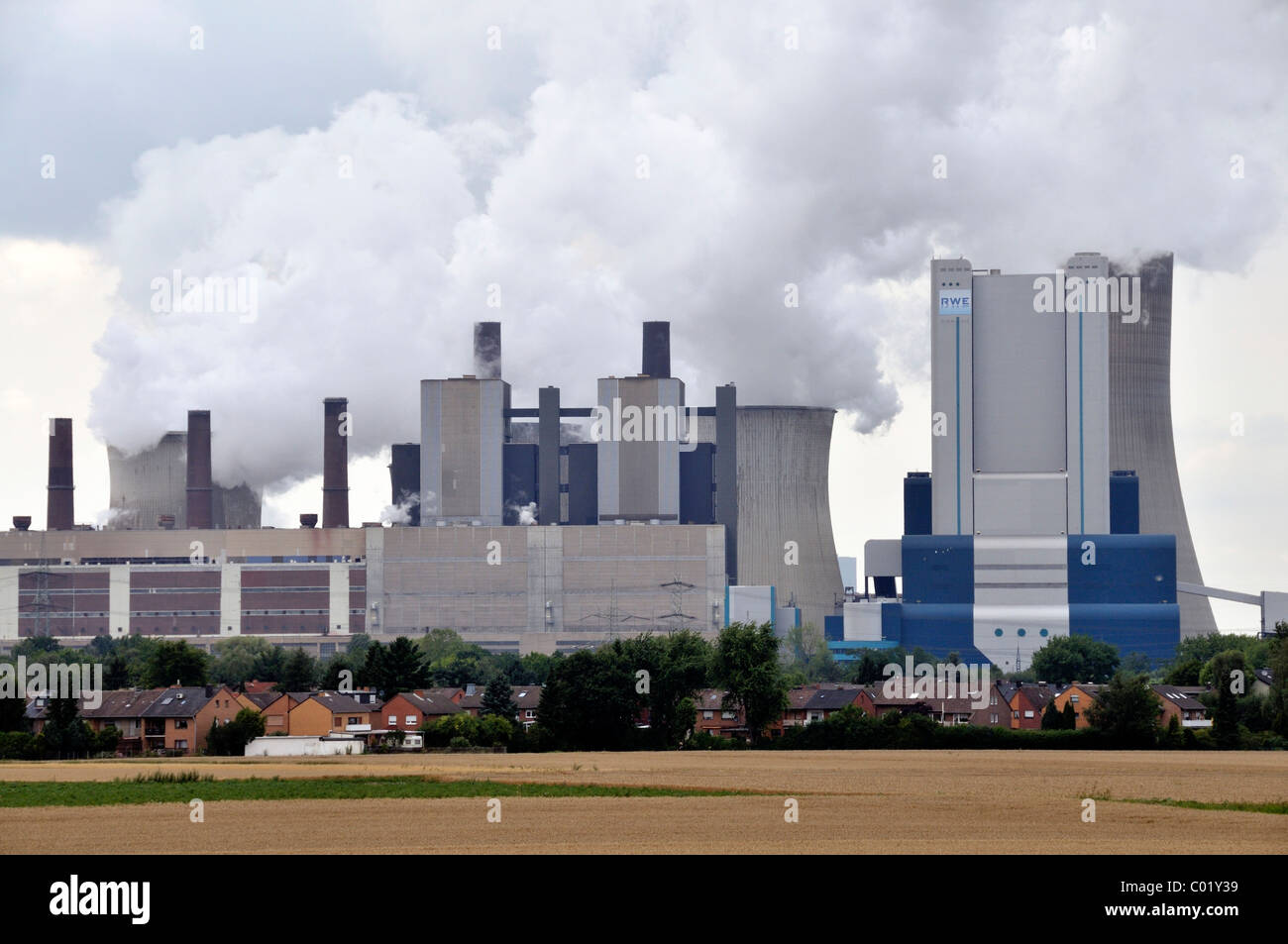 Kraftwerk Niederaußem, ein Braunkohle-Kraftwerk von RWE PowerAG in ...