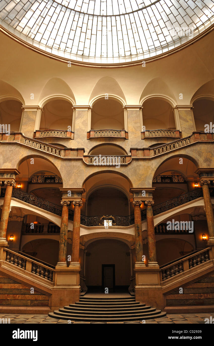 Mehrgeschossige Galerie des Atriums mit Oberlicht im Justizpalast, 1891 ...