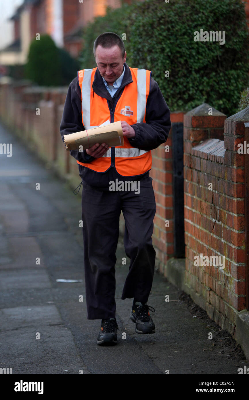 Postbote liefert briefe -Fotos und -Bildmaterial in hoher Auflösung – Alamy