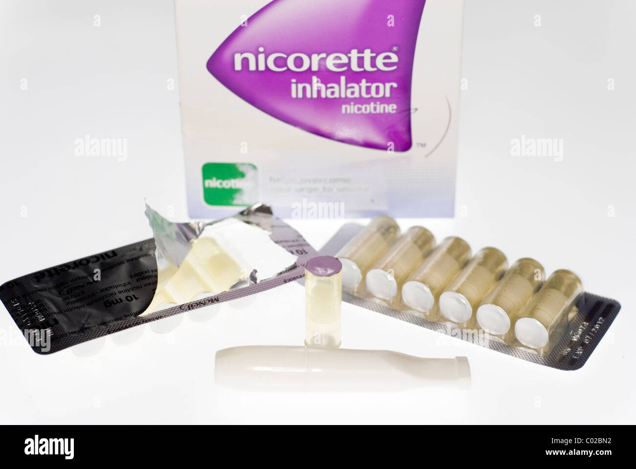 Eine Box mit Nicorette Inhalator und Patronen Stockfotografie - Alamy