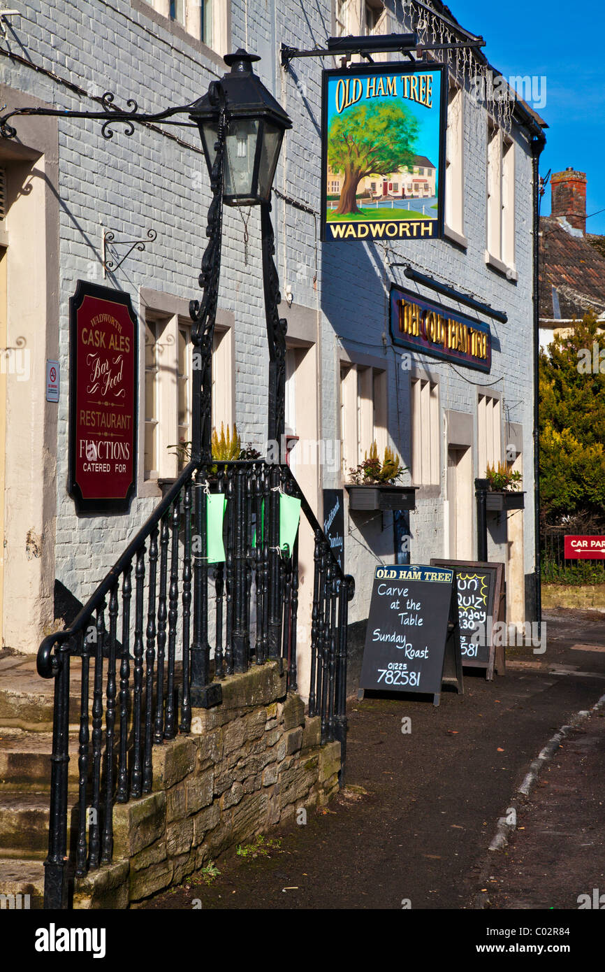 Ein typisch englischen Country-Pub im Dorf Holt, Wiltshire, England, UK ...