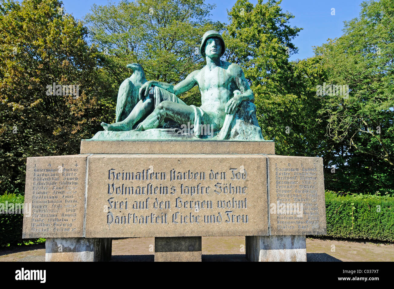 Kriegerdenkmal mit einer Statue eines Adlers und ein Soldat ...