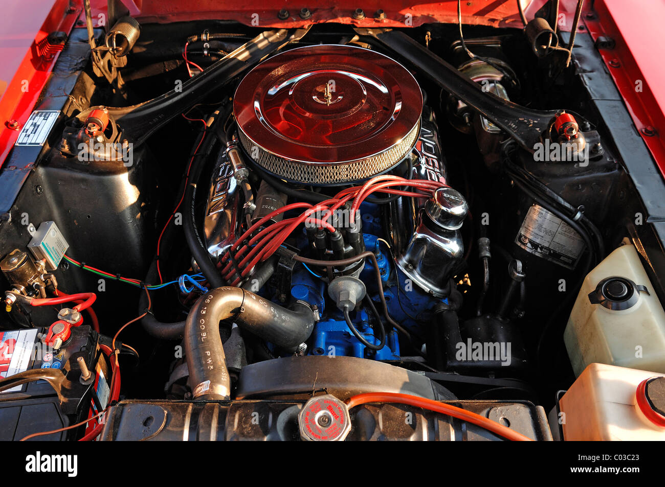Detailansicht eines Oldtimers, Motorraum von einem Ford Mustang Cabrio ...