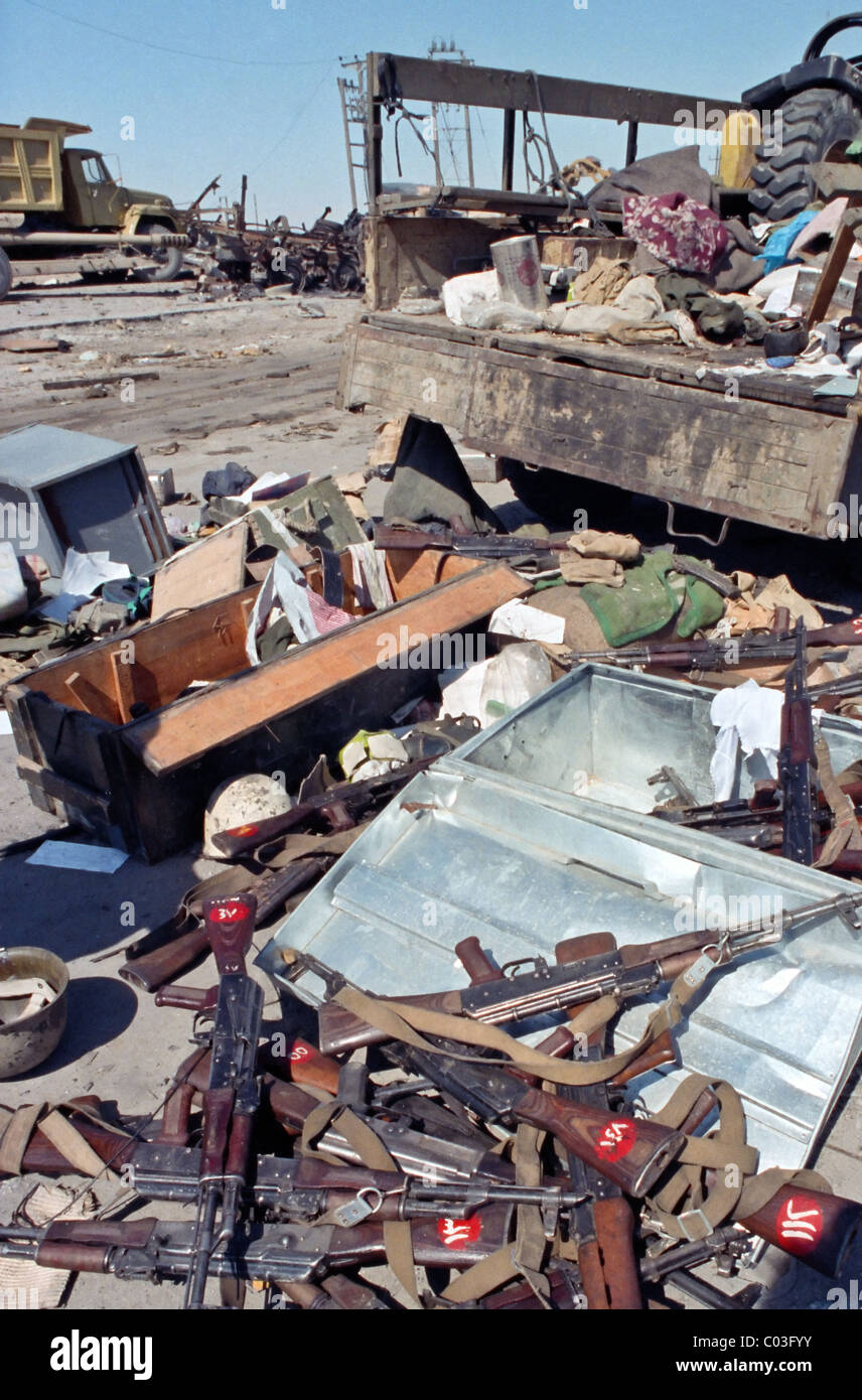 Zerstörte Fahrzeuge auf dem Highway 80, bekannt als der Highway of ...