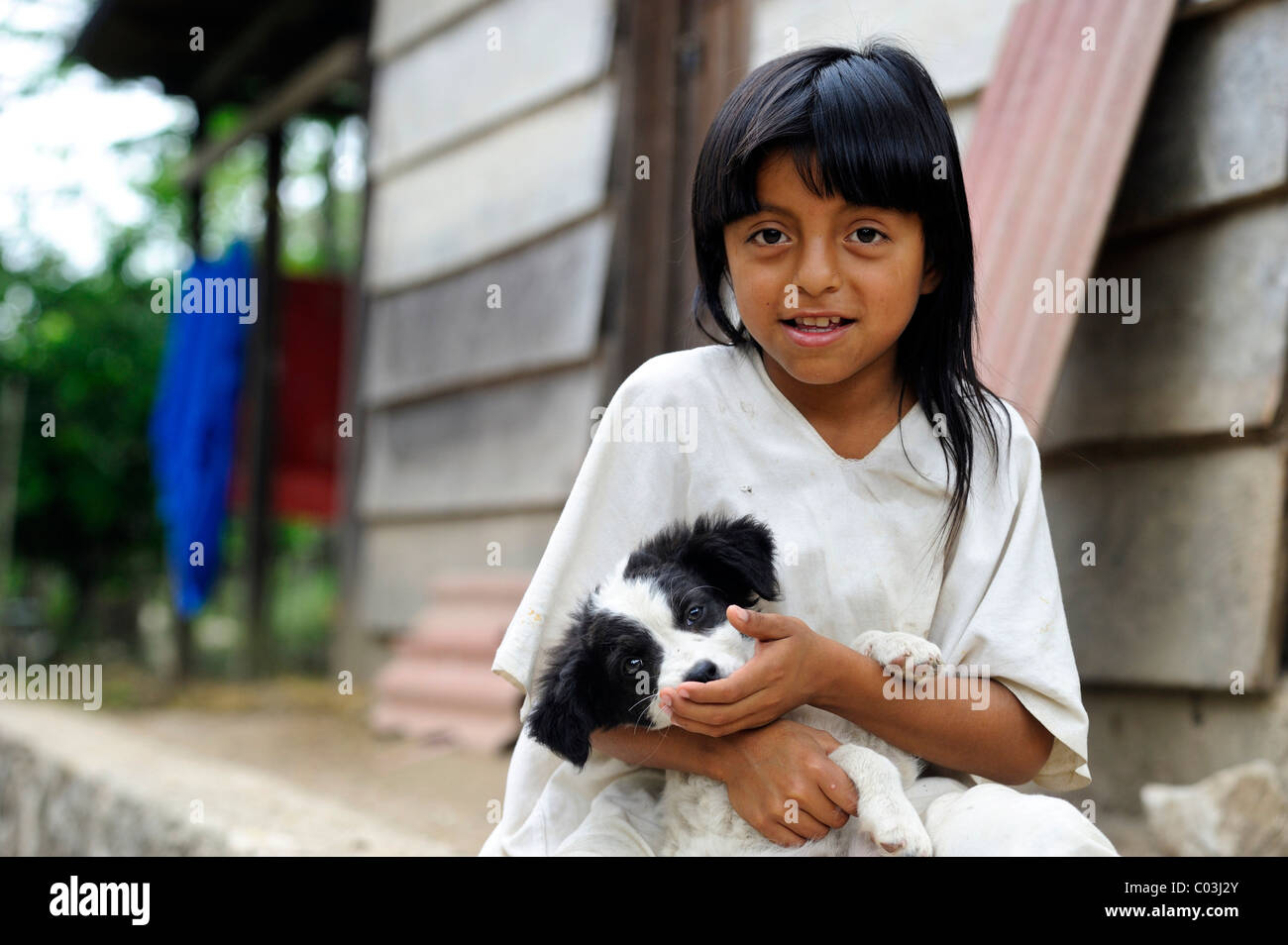 Kind der Lacandon Maya mit einem Hund im Regenwald von Chiapas, letzte ...