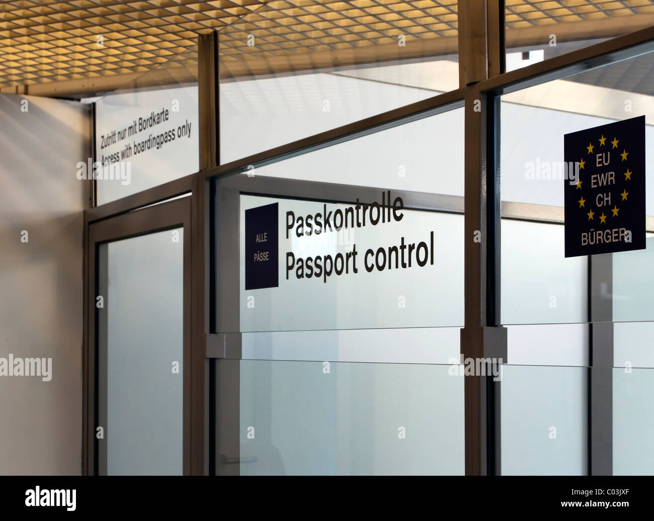 Passport control sign airport -Fotos und -Bildmaterial in hoher ...