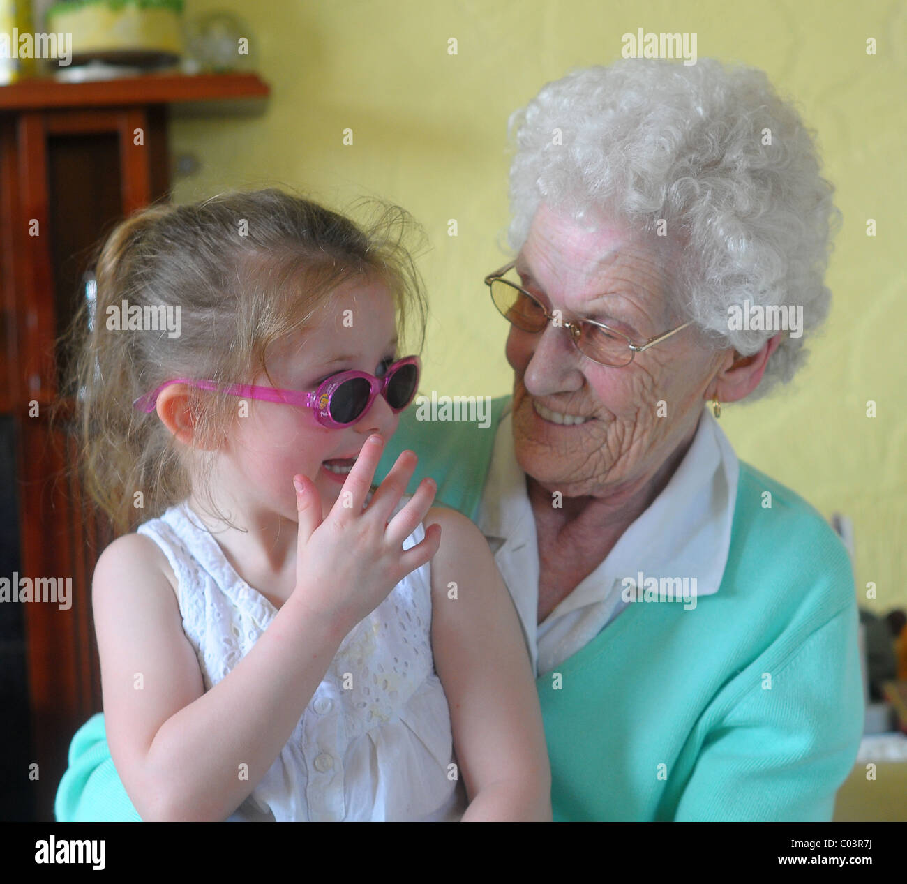 Kind mit seiner oma Stockfotos und -bilder Kaufen - Alamy
