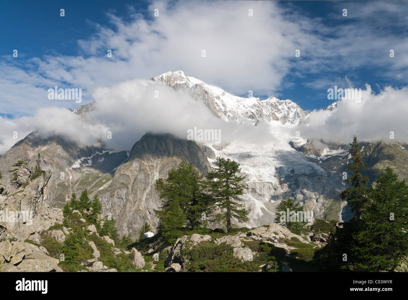 Massiccio mont blanc da courmayeur -Fotos und -Bildmaterial in hoher Auflösung – Alamy
