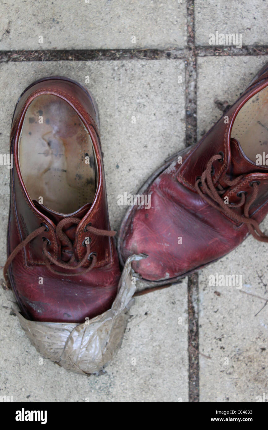 Kaputte Schuhe Stockfotos und -bilder Kaufen - Alamy