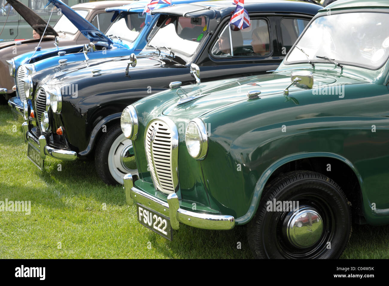 Oldtimer und Oldtimer auf einer Sommerrallye, darunter Austin A35 ...