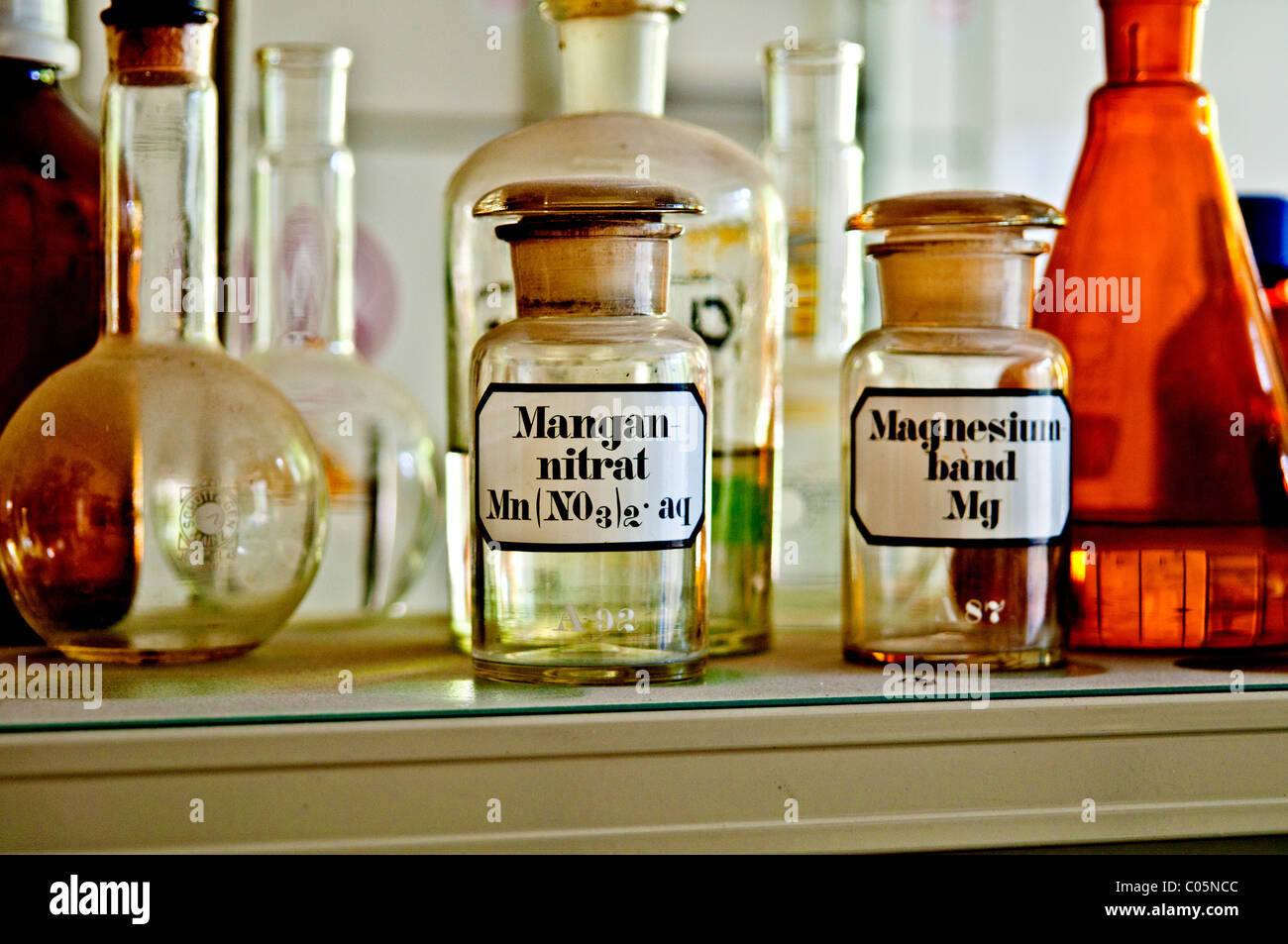 Chemikalien flasche -Fotos und -Bildmaterial in hoher Auflösung – Alamy