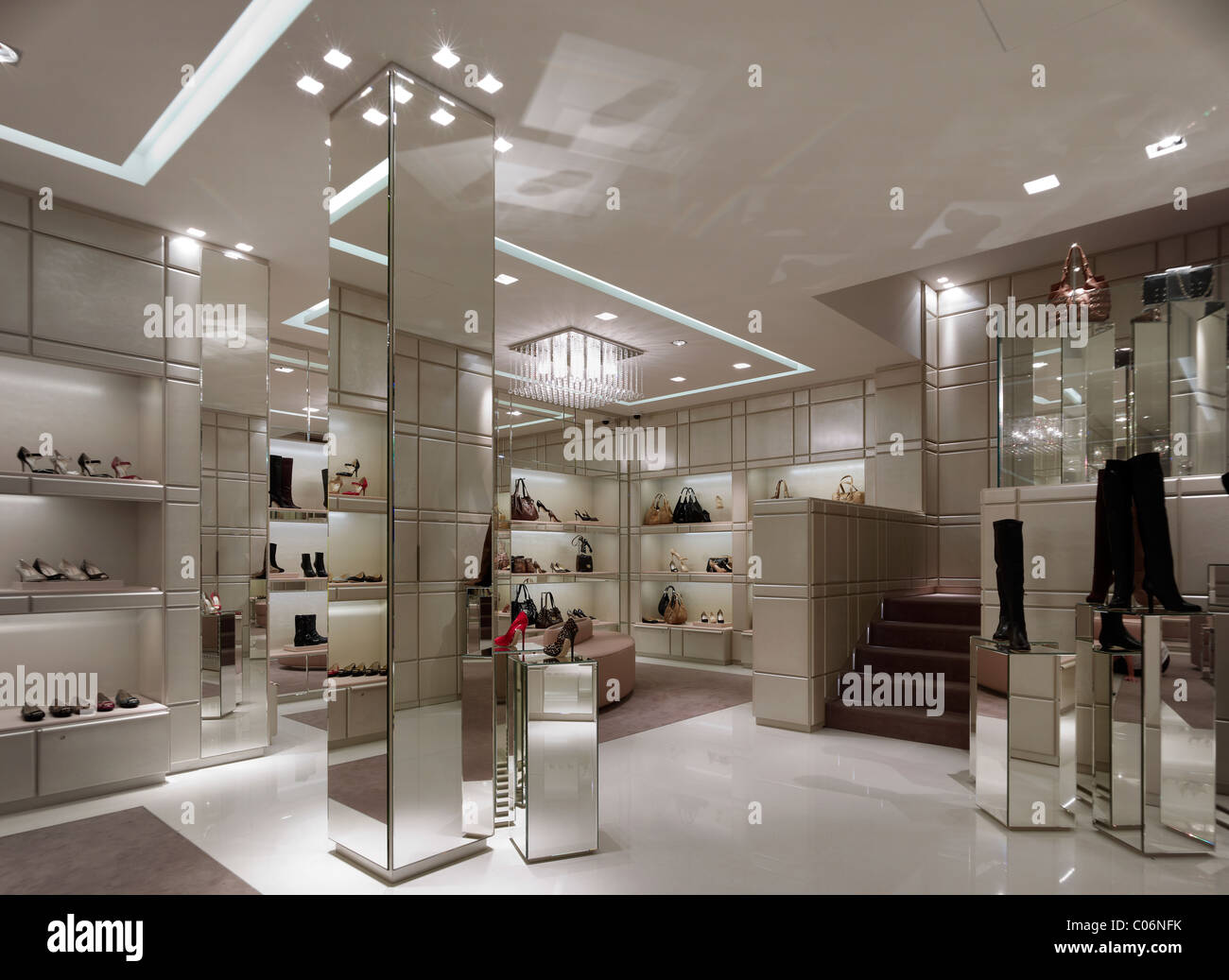 Shop window display luxury Stockfotos und -bilder Kaufen - Alamy