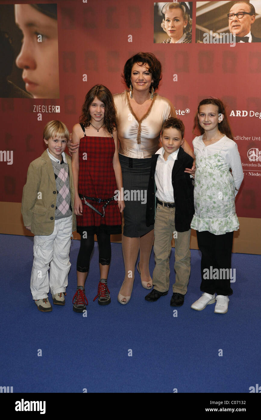 (L-R) Cedric, Janina, Schauspielerin Christine Neubauer, extra Janis ...