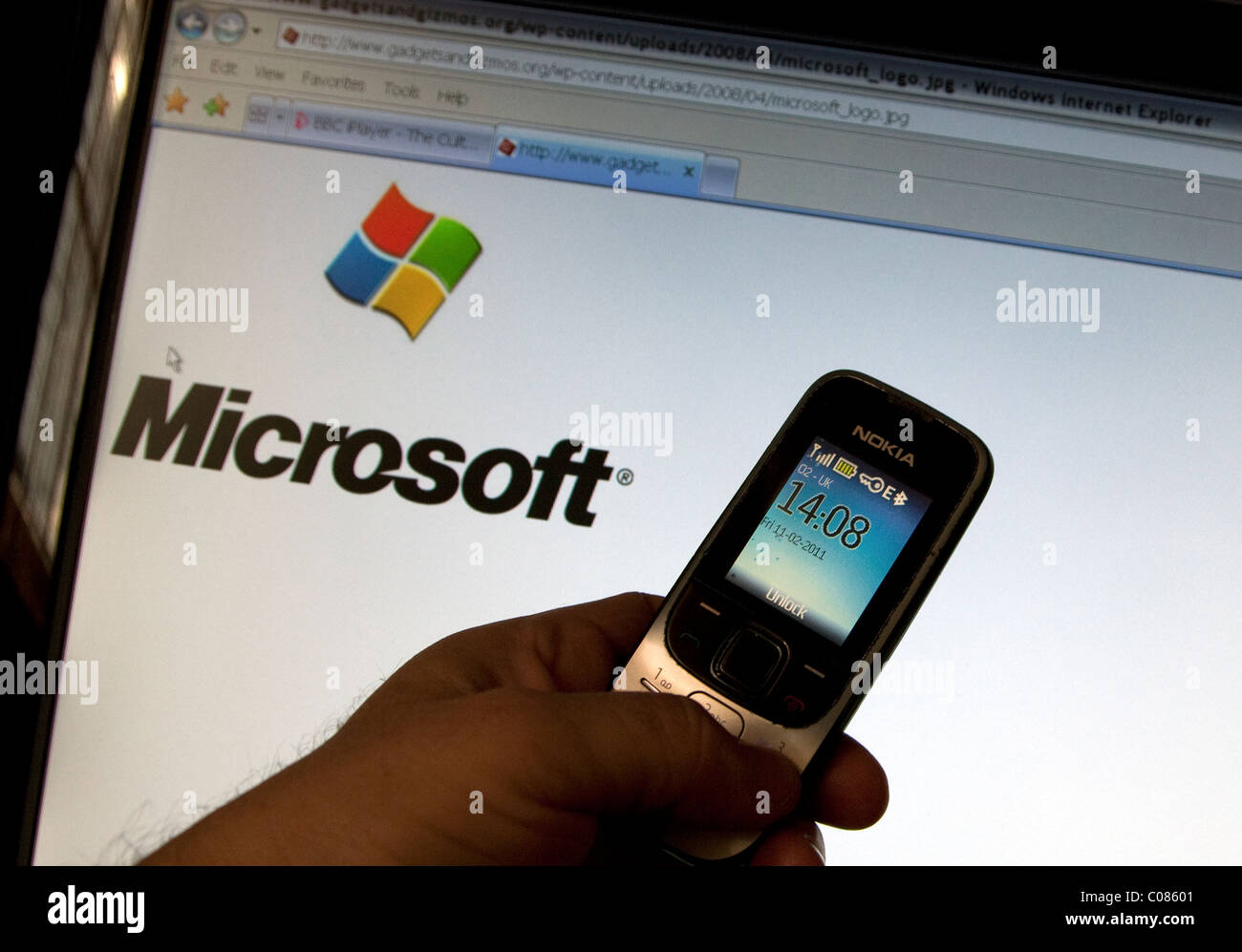 Microsoft auf dem handy -Fotos und -Bildmaterial in hoher Auflösung – Alamy