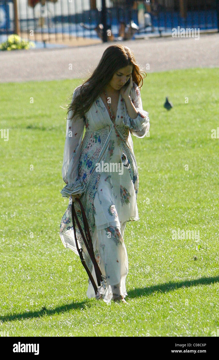 Sienna Miller, die Dreharbeiten am Set ihres neuen Films "Hippie Hippie ...