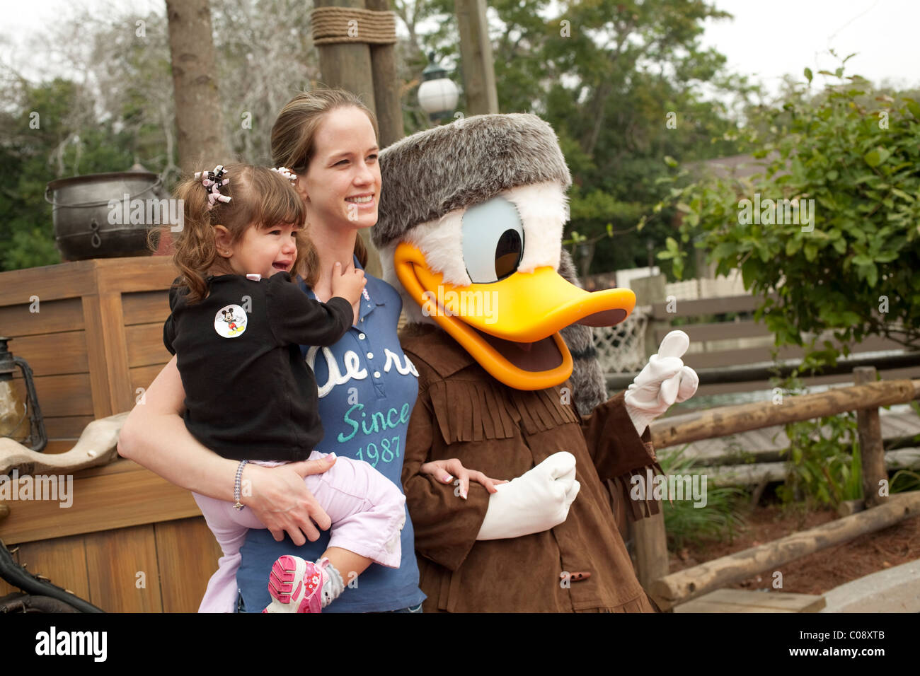 Weinen, Kind bekommt ihr Bild mit Mutter und Donald Duck in ...