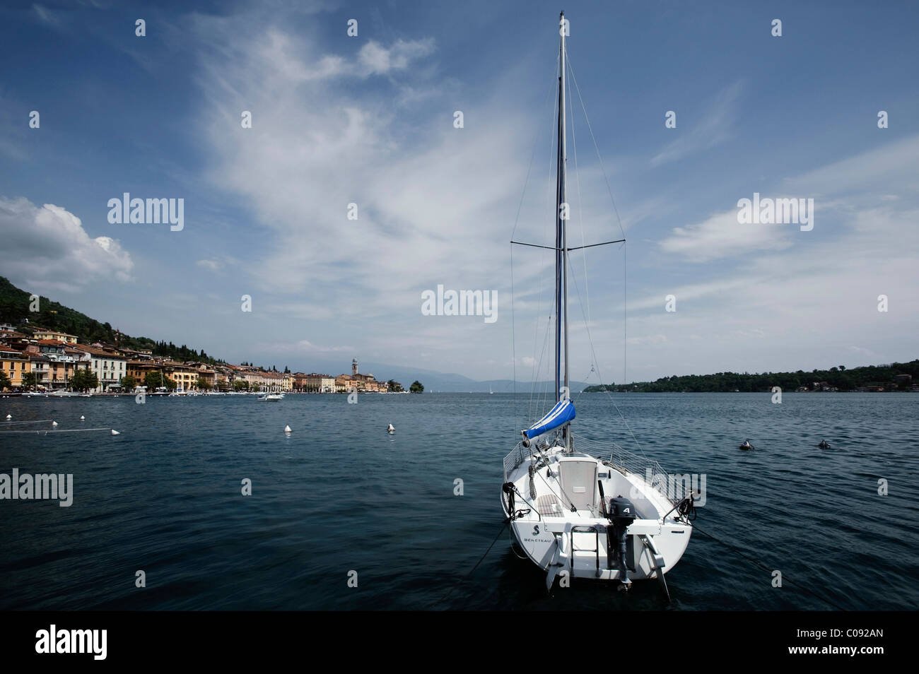 Segelboot aus Salò, Gardasee, Lago di Garda, Lombardei, Nord-Italien ...