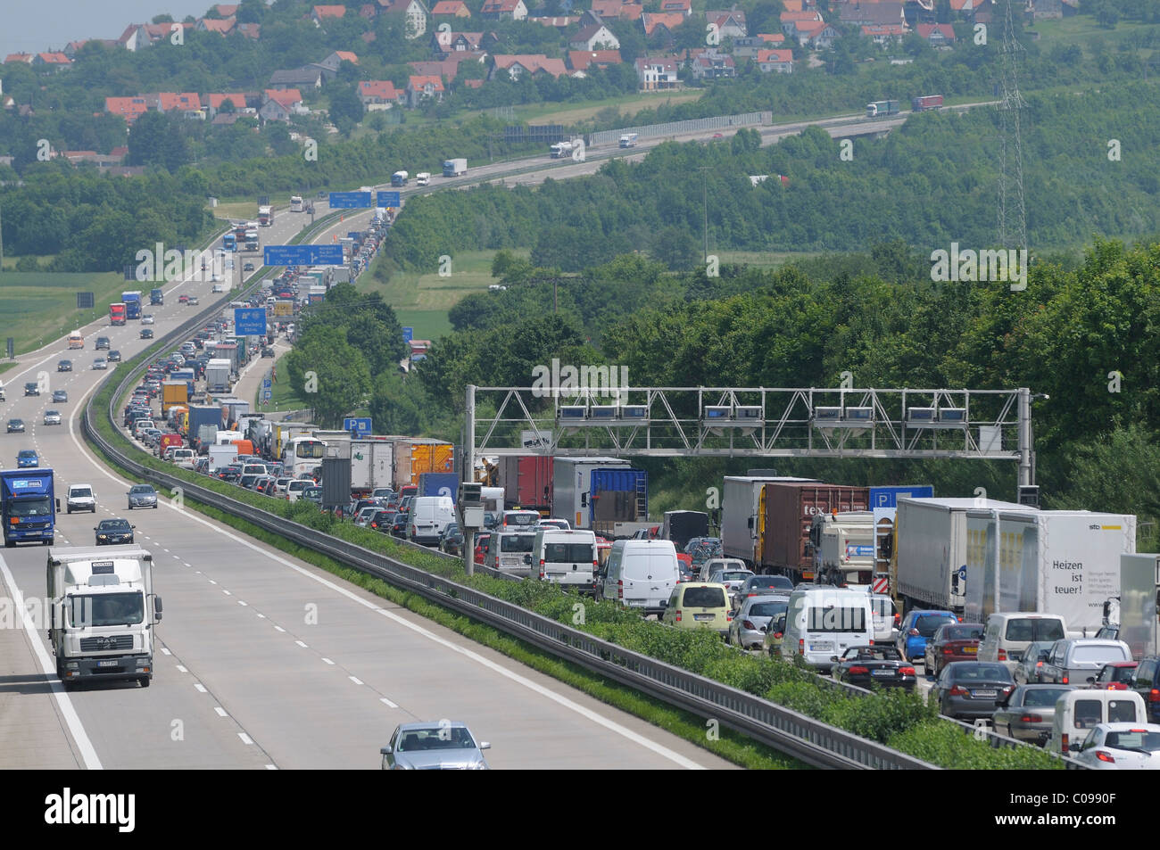 Stau auf der Autobahn A8 durch ein LKW-Unfall, Blick Richtung ...