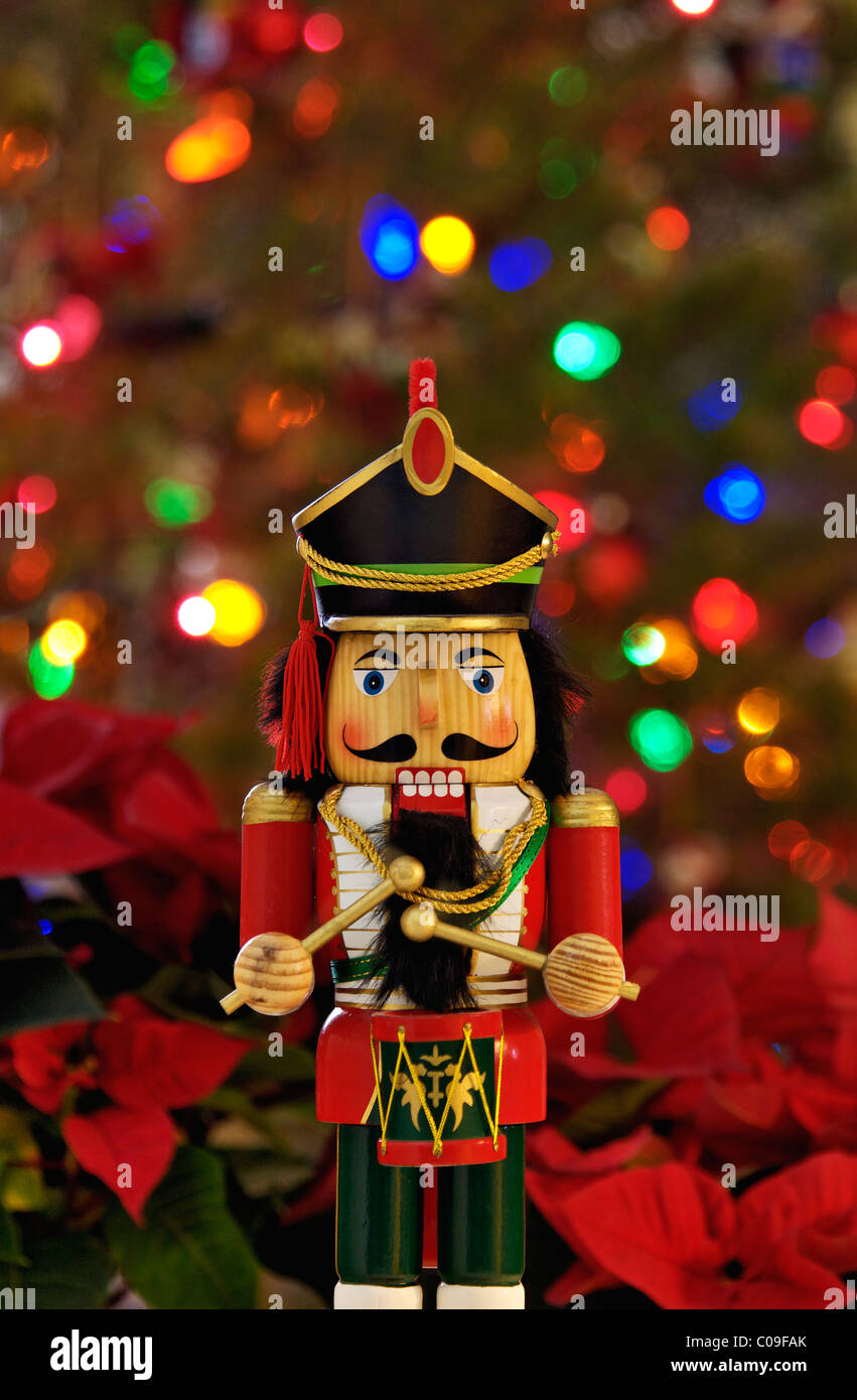 Nussknacker mit Hintergrund der Weihnachtsstern und Weihnachtsbaum ...
