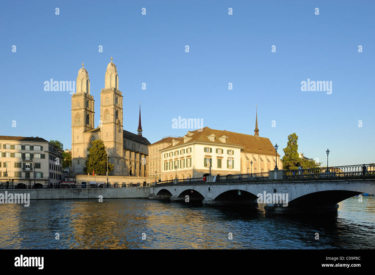 Limmat-Fluss mit dem Grossmuenster Münster und der Muensterbruecke ...