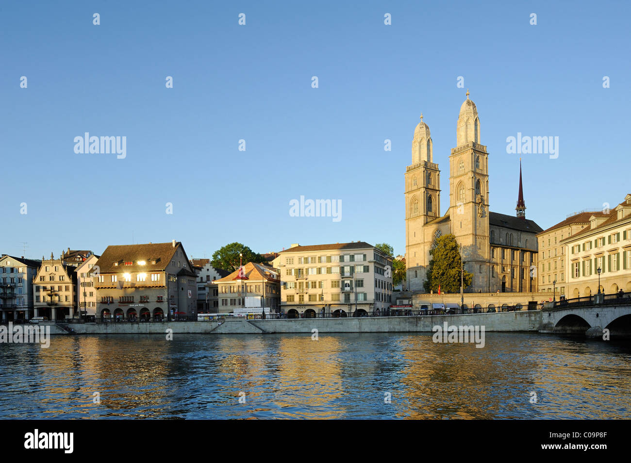 Limmat-Fluss mit dem Grossmuenster Münster und der Muensterbruecke ...