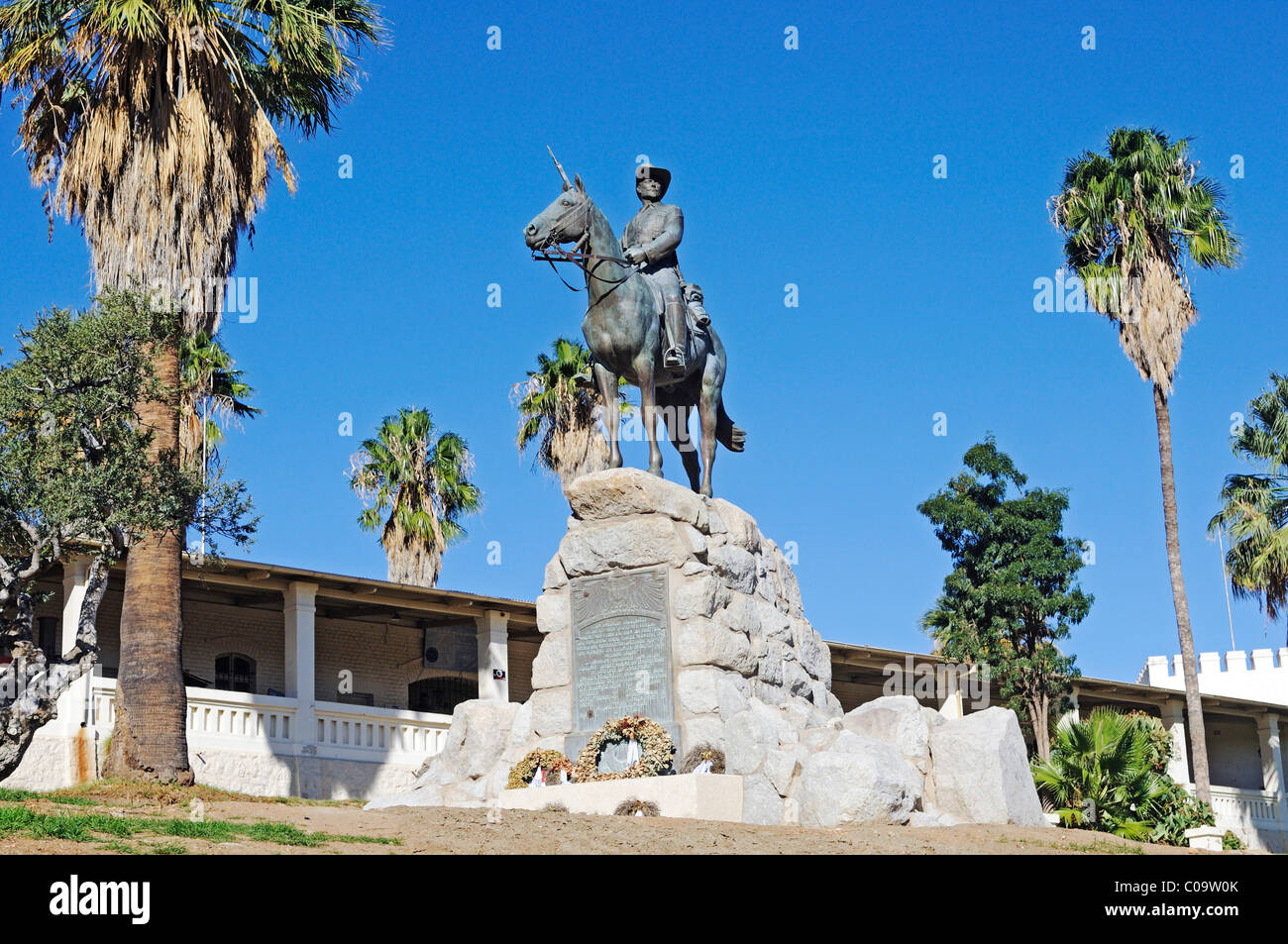 Monument namibia statue windhoek -Fotos und -Bildmaterial in hoher ...